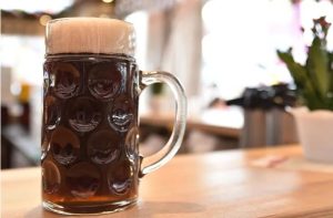 Explorando la tradición alemana: El coctel de cerveza y Coca-Cola "Goaß ...